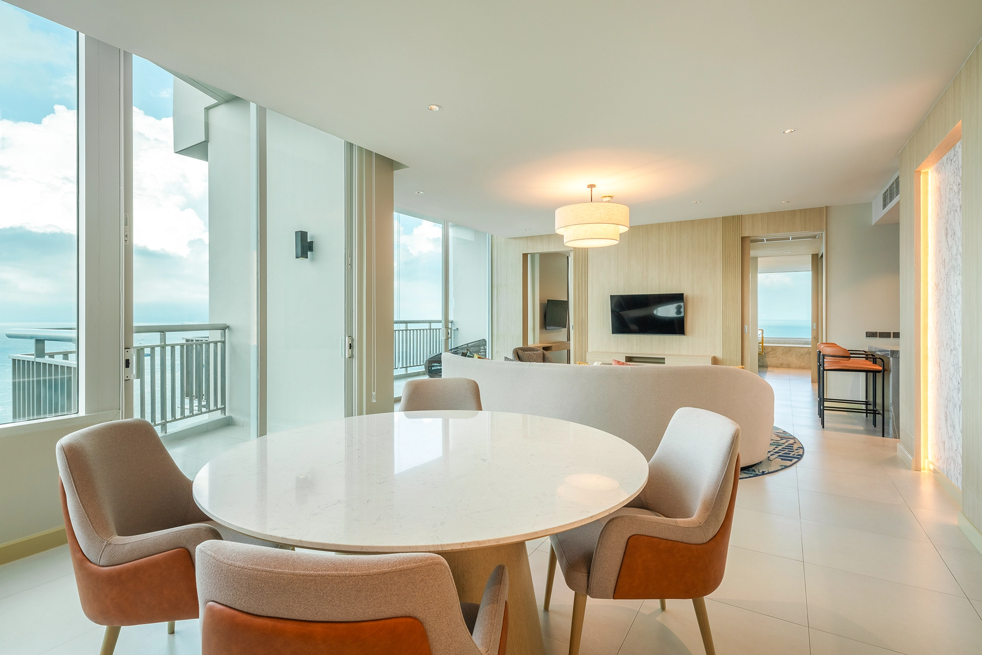 1 Bedroom Premium Suite Bay Tower 1 King | Holiday Inn Pattaya